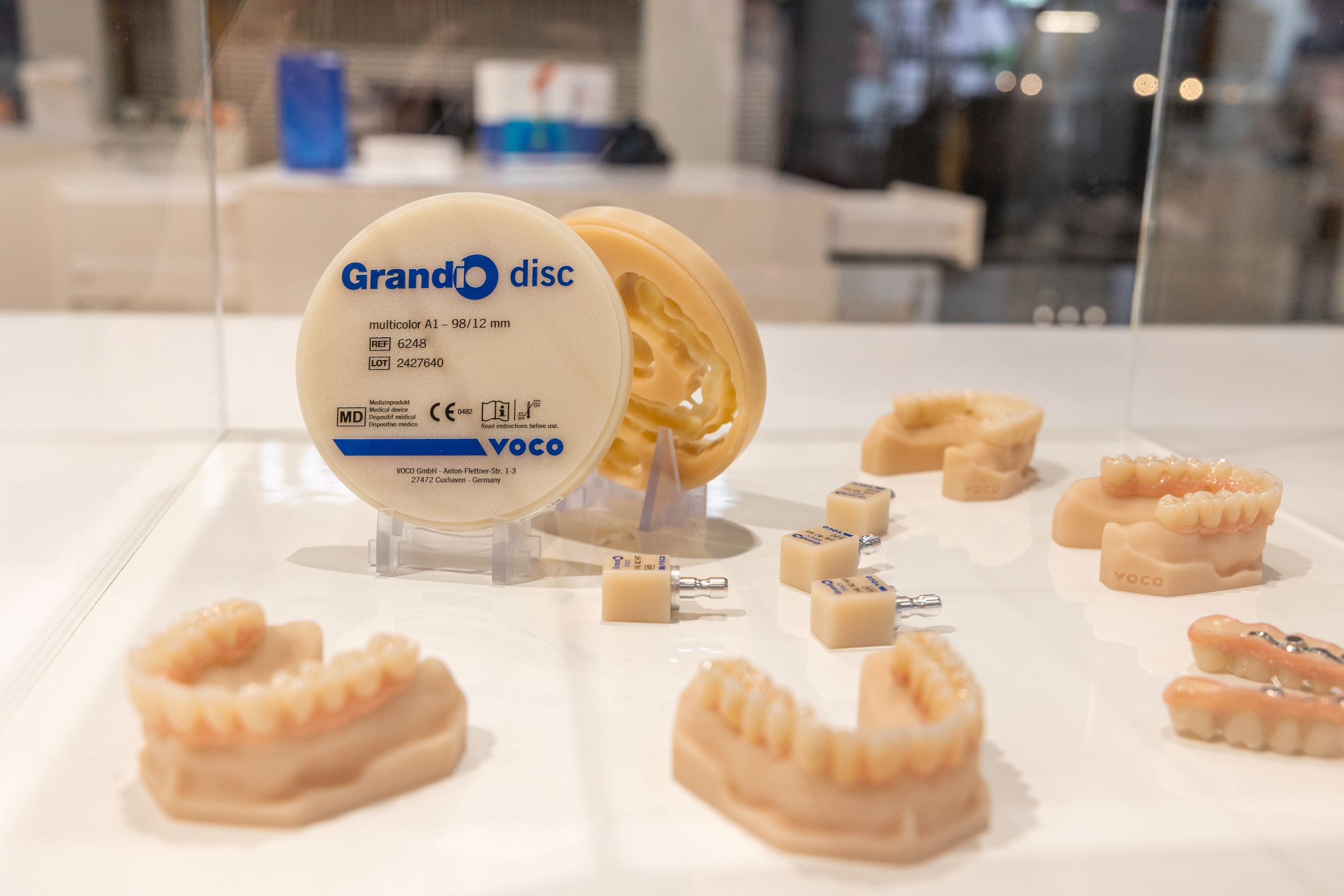 Ganz nah am natürlichen Zahn: Grandio disc multicolor von VOCO | Dentalwelt